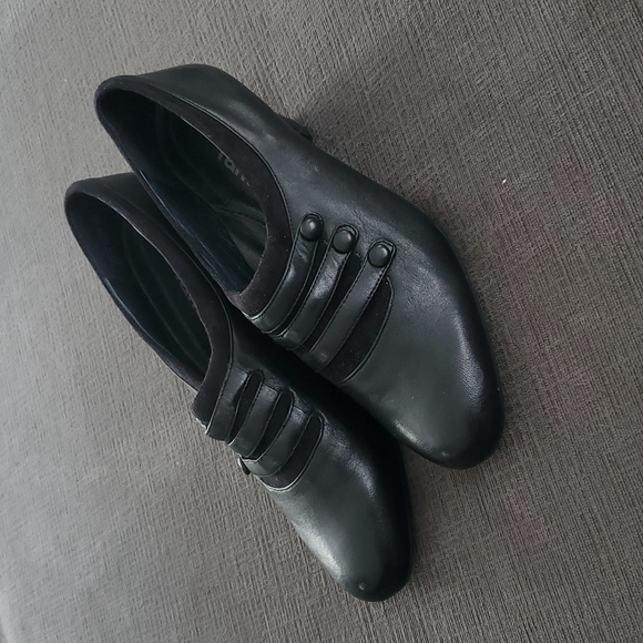 Umberto Raffini | Shoes | Umberto Raffini Classic Black Leather Pumps ...